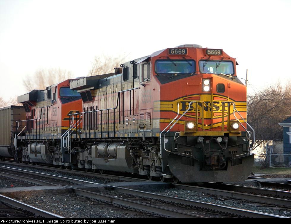 BNSF 5669